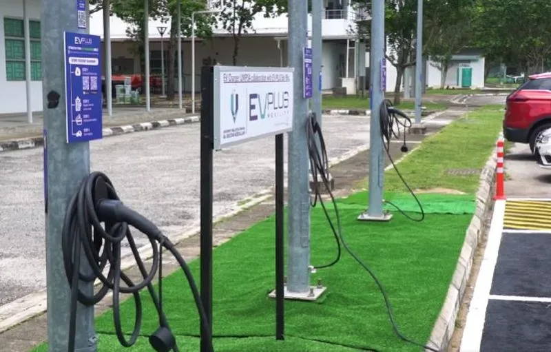 Pekan lamp-posts pull double duty as EV chargers - Electric High